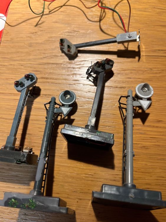 5 Signale von Lima 022 und Märklin (Defekt) in Grenchen für CHF 2 – mit ...