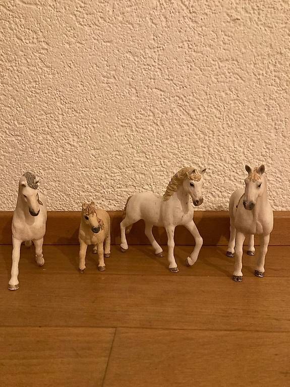 Schleich Pferde weiss mit Fohlen (Gebraucht) in Zürich für CHF 15 – nur ...