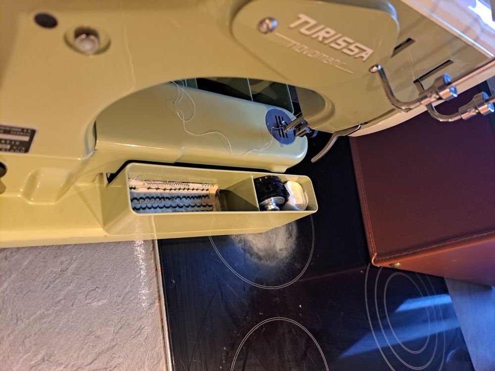 Machine a coudre turissa novomatick jamais utilisé complète | Kaufen ...