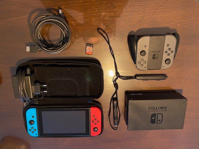 Nintendo Switch plus 2 weitere Controller | Kaufen auf Ricardo