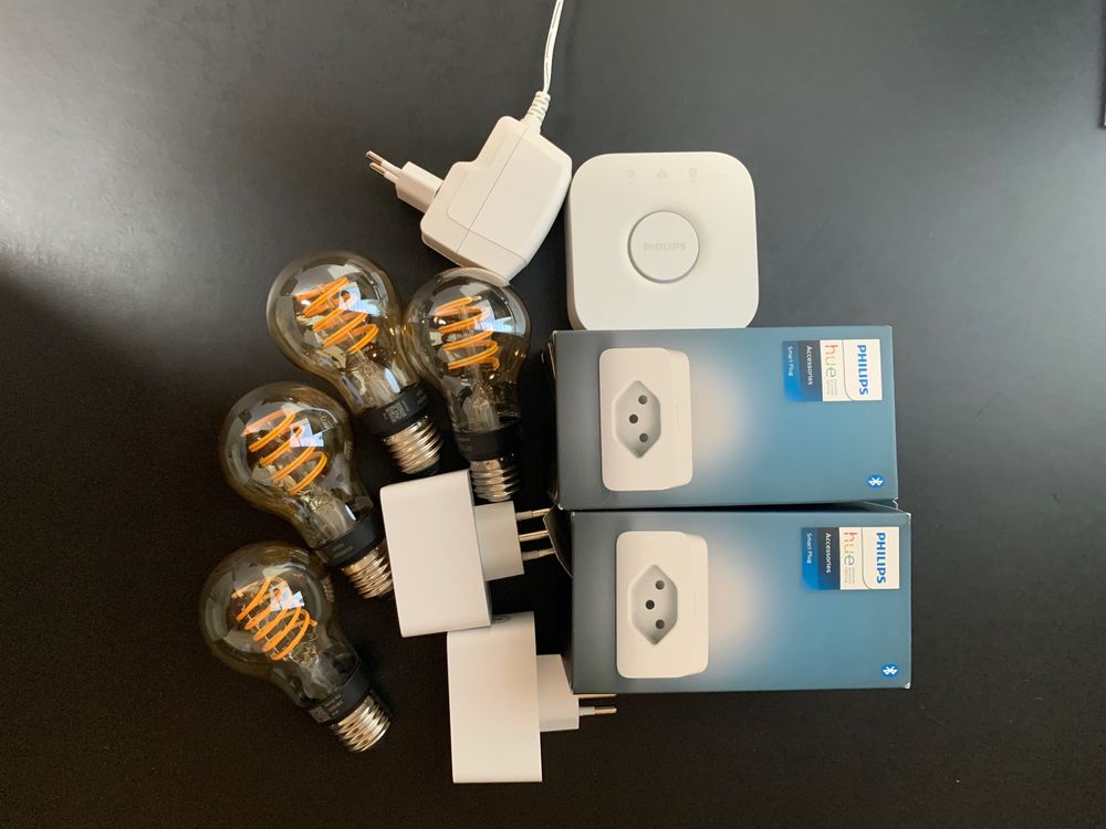 Philips Hue - 1 Bridge, 4 Smart Plug CH, 4 Glühbirnen | Kaufen auf Ricardo