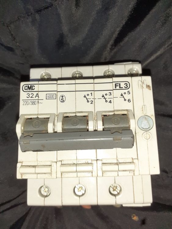 LS 32A CMC FL3 220V/380V (Gebraucht) in Zihlschlacht für CHF 4.9 – mit ...