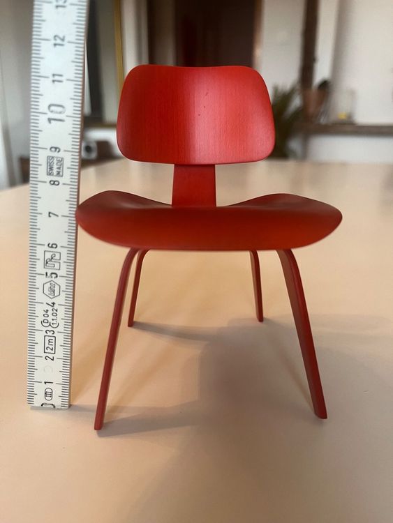 Vitra Miniature Eames Plywood chair DCW (Gebraucht) in Zürich für CHF 150 – mit Lieferung auf ...