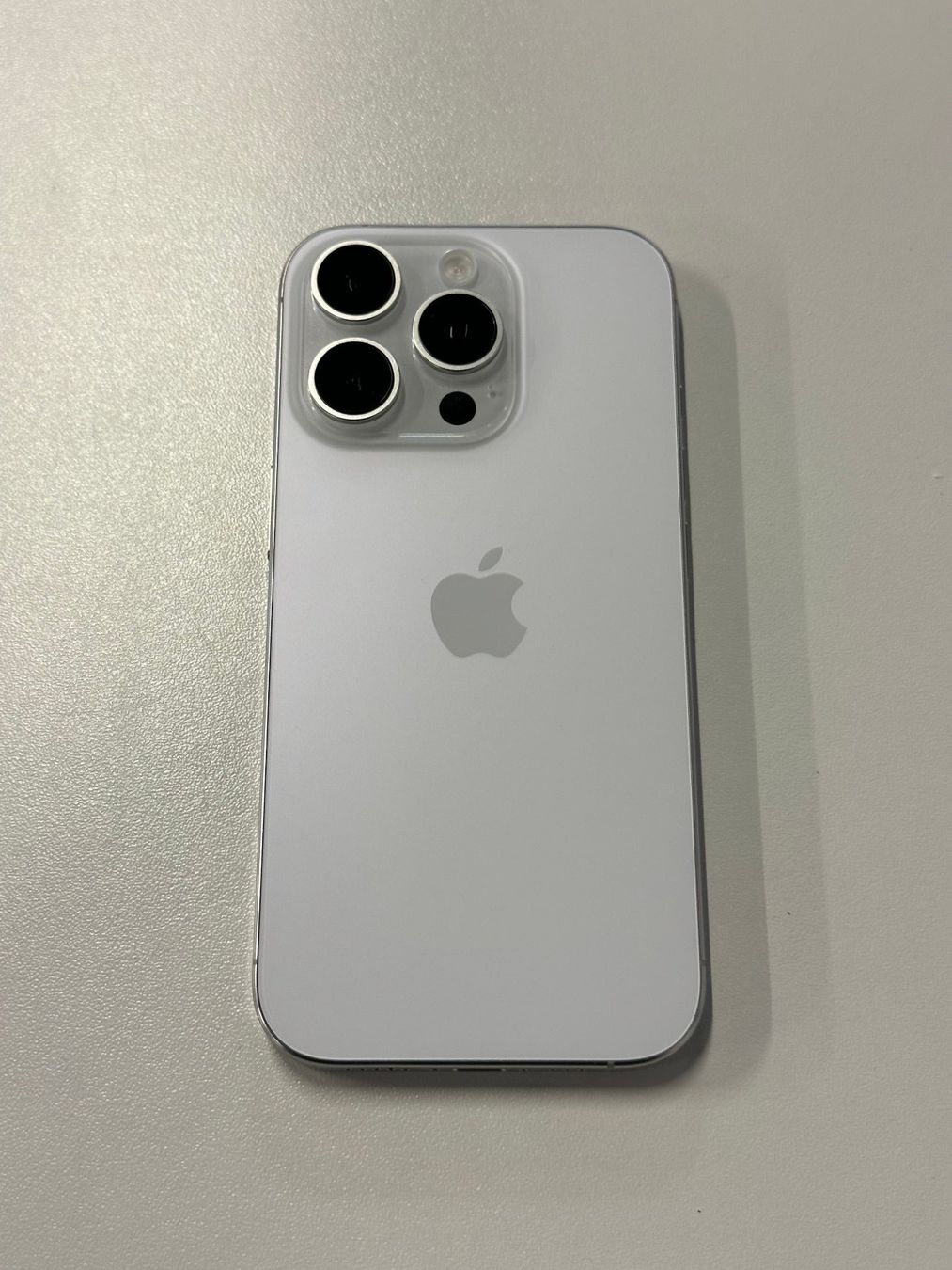 Apple iPhone 16 Pro, 128GB (Gebraucht) in Hombrechtikon für CHF 433.35 ...