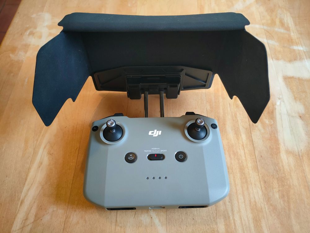 DJI RC Controller inkl. Sonnenblende und Adaptern | Kaufen auf Ricardo