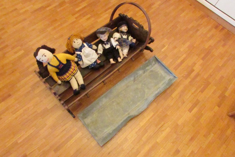 Berceau Ancien en bois avec lot de poupées et fond en zinc (D'occasion) à Versoix pour CHF 112 ...