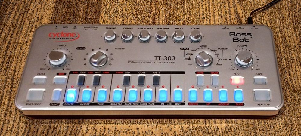 Cyclone Analogic TT-303 Bass Bot V2 | TB-303 Klone | Kaufen auf Ricardo