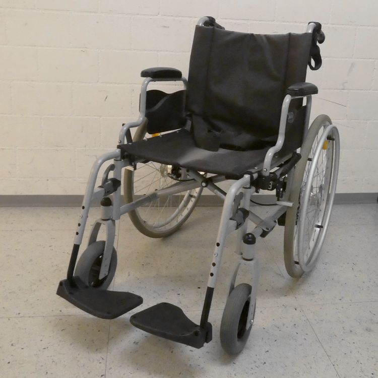 Rollstuhl Invacare SB 47 cm, Zusatzbremsen, nur CHF 169 | Kaufen auf Ricardo