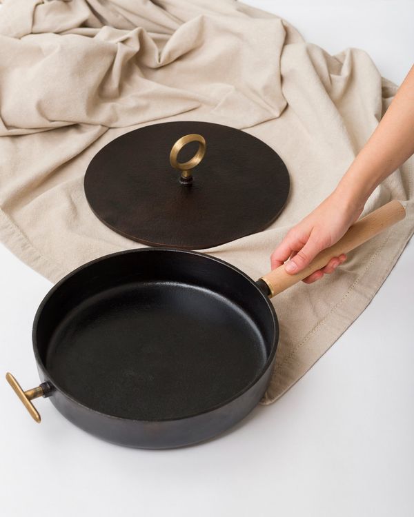 Pfanne mit Deckel, Designstück aus Gusseisen, made in Europe (Neu und ...