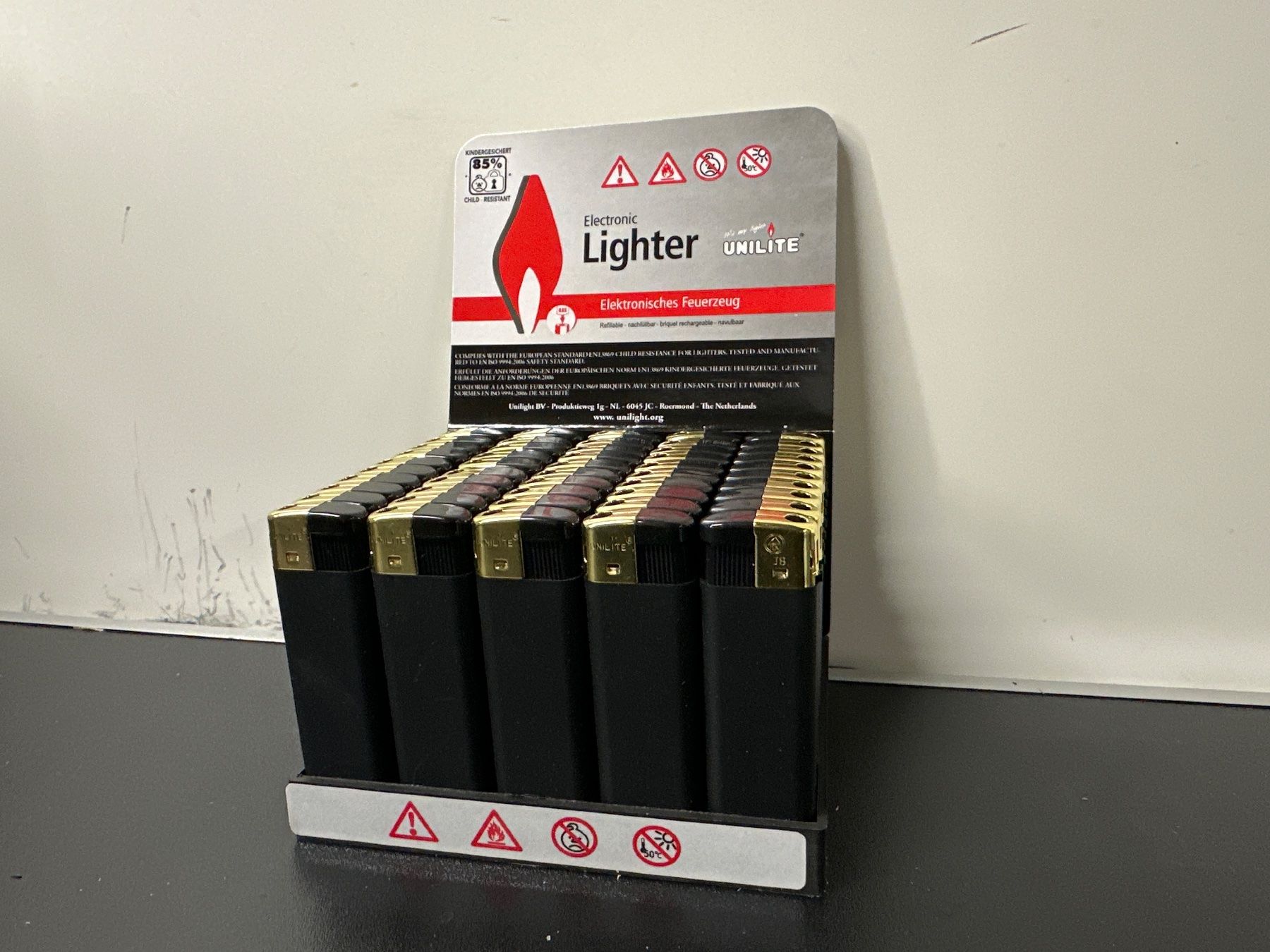 Neu Display Feuerzeug schwarz/ gold (50x) (Neu und originalverpackt) in ...