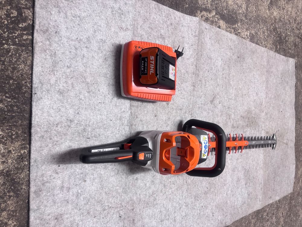 Neuwertige Profi Akku Heckenschere, HSA 140 R,mit Akku, 75cm (Neu ...