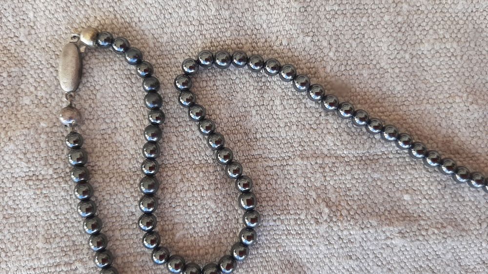 Collier à perles hématite (D'occasion) à Territet pour CHF 20 – avec ...