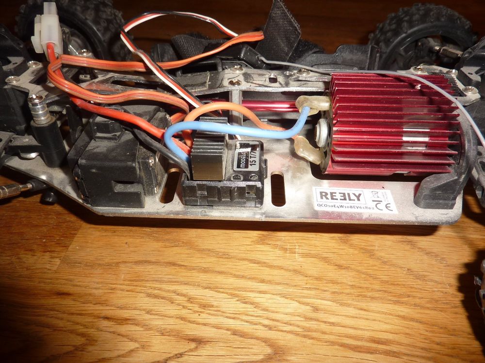 REELY RHINO III,RELLY,2.4GHZ,4WD als Ersatzteillager (Gebraucht) in ...