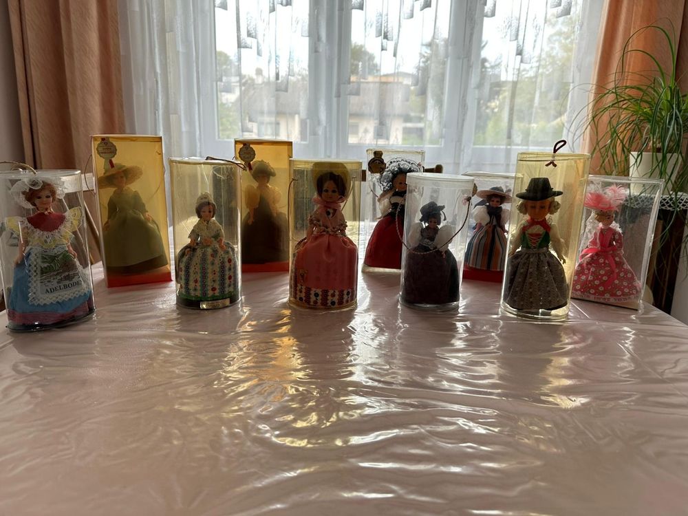 Lot de poupées folkloriques suisses et d'ailleurs (Neu und originalverpackt) in St-Aubin FR für ...