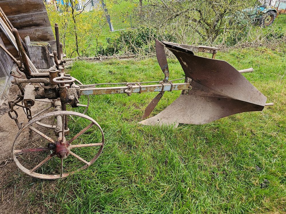Ancienne charrue à roue en fer (Gebraucht) in Surpierre für CHF 50 ...