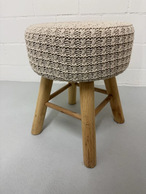 Gemütlicher Hocker mit Strickbezug - Perfekt für dein Heim (Gebraucht ...