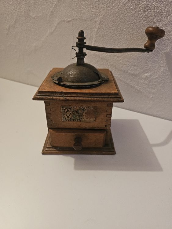 Antike Kaffeemühle Holz mit Schublade (Gebraucht) in Meisterschwanden für CHF 11.9 – mit ...