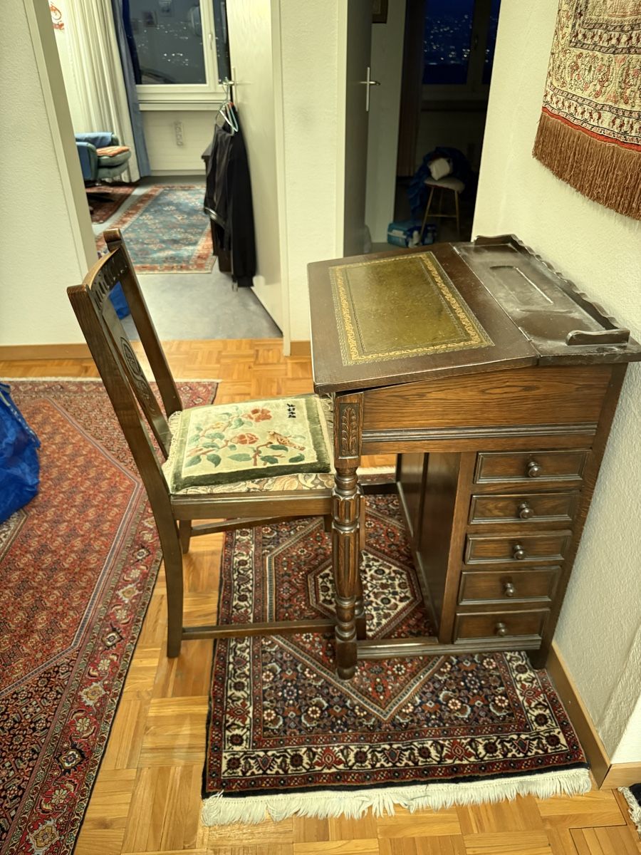 Antique Writing Desk with Chair - Perfect for Study! (Gebraucht) in ...