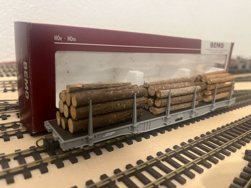 Bemo 2280 115 - RhB Sp-w 8285 Rungenwagen mit Holzladung (Gebraucht) in Rickenbach b. Wil für ...