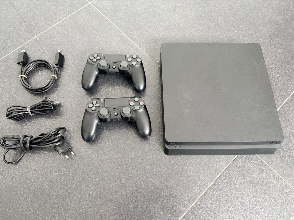 Sony PlayStation 4 Slim 1TB + 2 Controller - Top Zustand! (Gebraucht ...