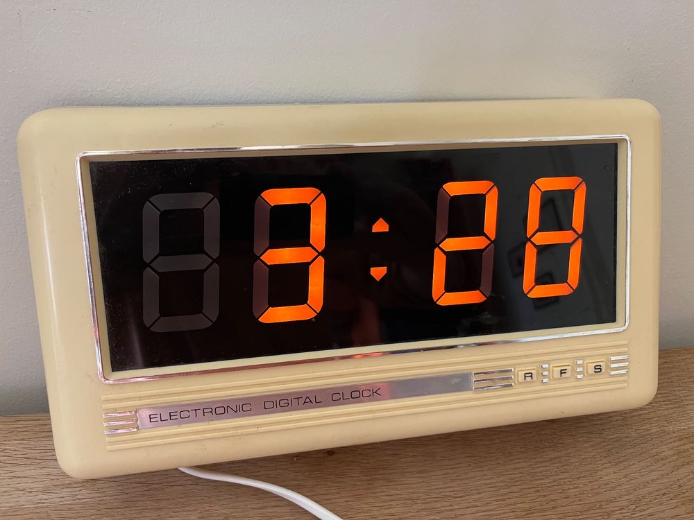 stylische digitale Uhr, Electronic Digital Clock | Kaufen auf Ricardo