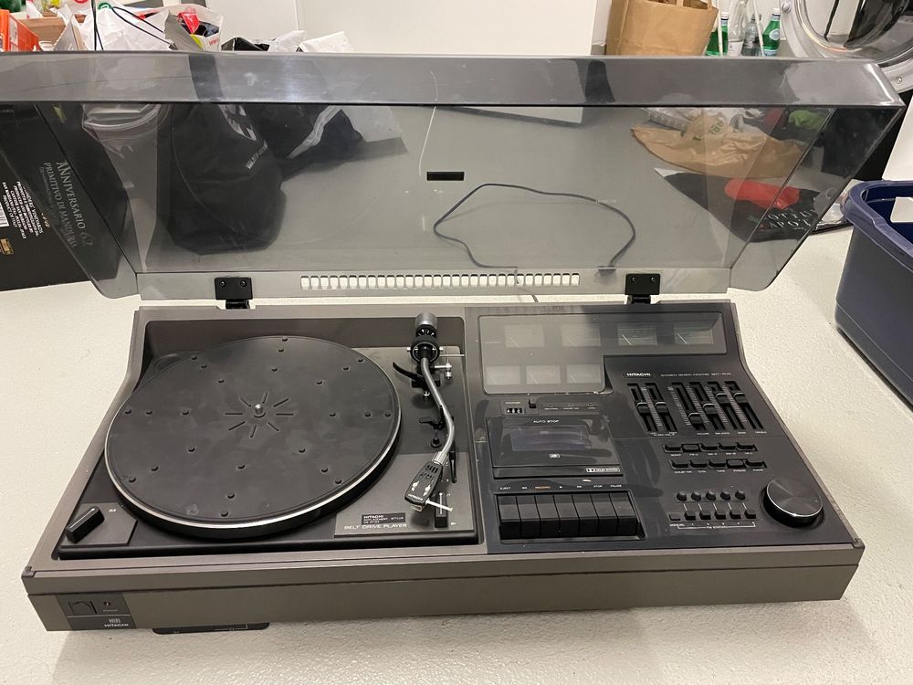 Plattenspieler mit Tonbandgerät Hitachi und 2 Boxen (Gebraucht) in Chur ...