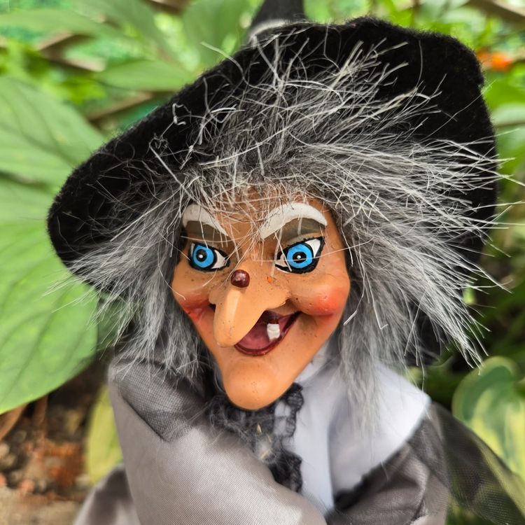 Deko Hexe mit Besen, Herbstdeko, Halloween Dekoration🎃🧹 (Gebraucht) in ...