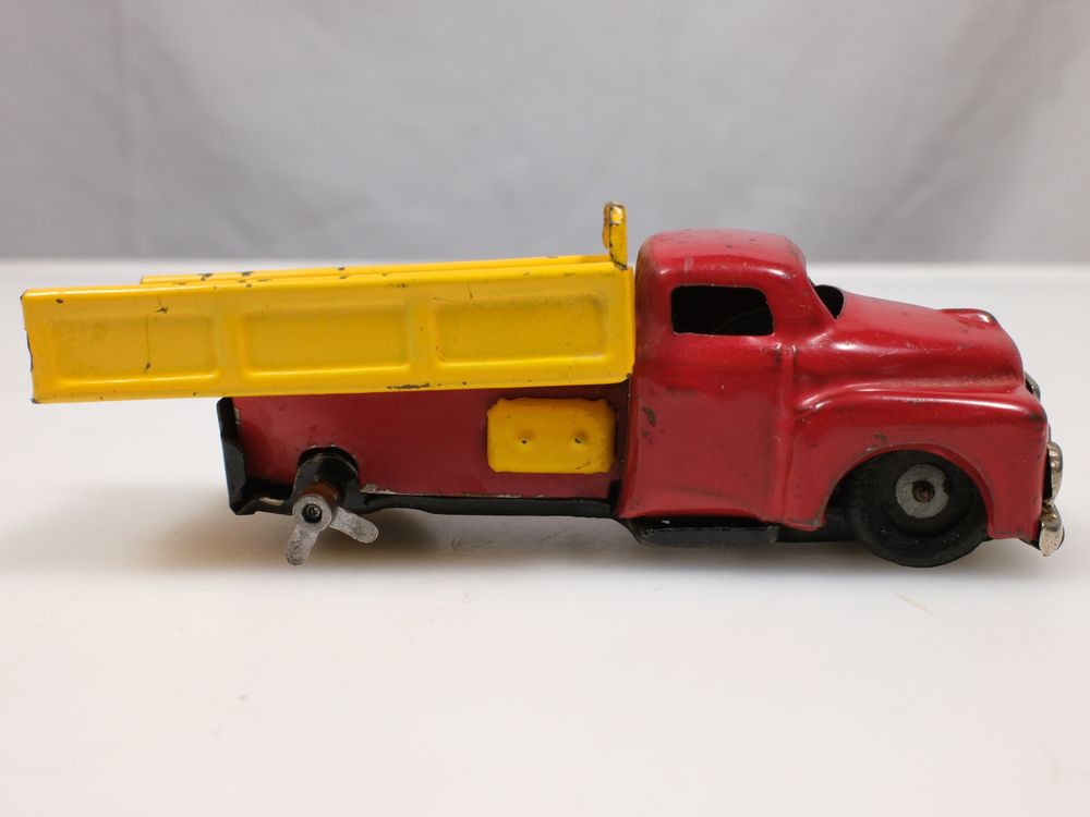 Altes Blechspielzeug: LASTWAGEN MIT LADEBRÜCKE, Länge 10 cm (Defekt) in ...