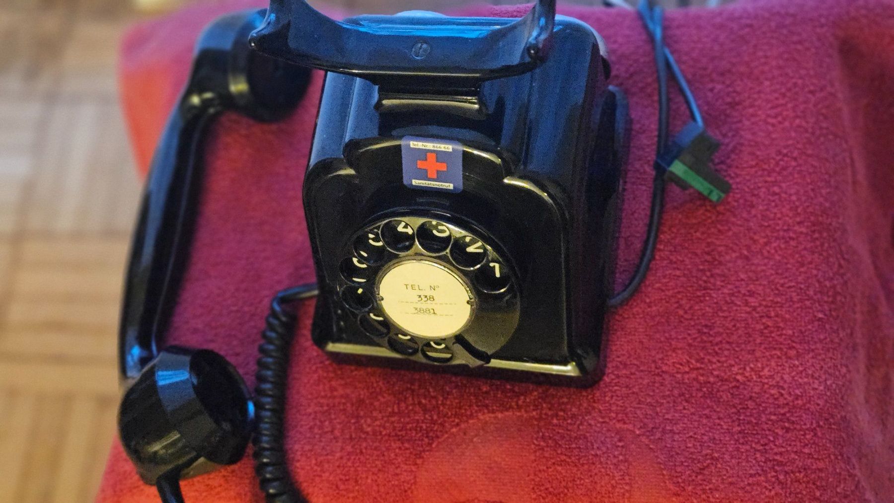 2 alte Bakelit-Telefoe Post, Swisscom TOP Zustand (Gebraucht) in Nidau ...