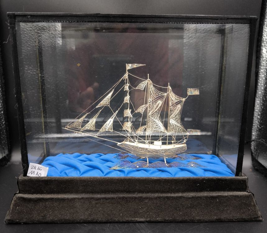 Schaukasten mit Dreimast Segelschiff aus Silber, PVC Kasten, (Gebraucht ...