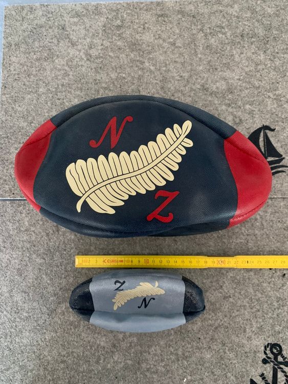 2 Rugby Bälle (klein und gross), Team NZ 1884 (Gebraucht) in Dornach ...