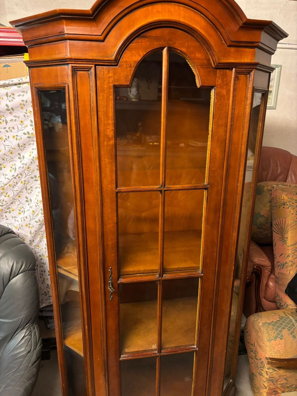 Elegant Wooden Display Cabinet with Glass Door – Classic (Gebraucht) in ...