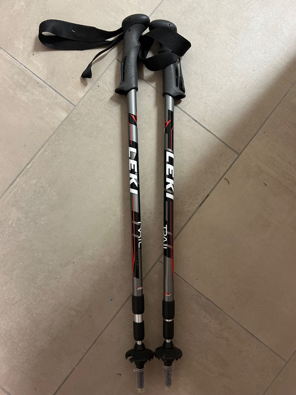 2 bâtons de marche retractable (D'occasion) à Bourguillon pour CHF 45 ...