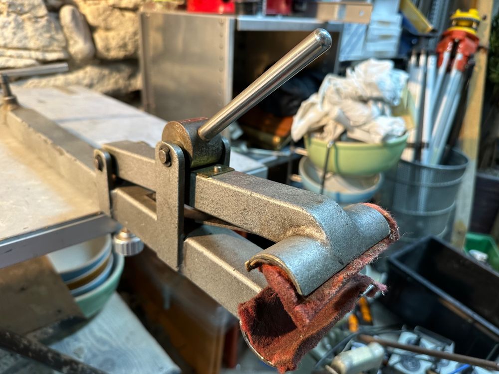 R118 Fahrrad-Rahmenhalter für Werkstatt / massiv (Gebraucht) in Wolfwil für CHF 37 – nur ...