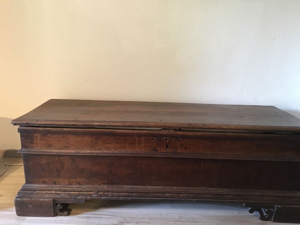 Coffre ancien en bois massif à restaurer (Gebraucht) in Vessy für CHF 400 – nur Abholung auf ...