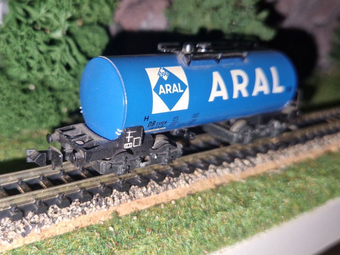 Minitrix electric Spur N Tankwagen 4 achsig "Aral" - antik (Gebraucht) in Unterengstringen für ...