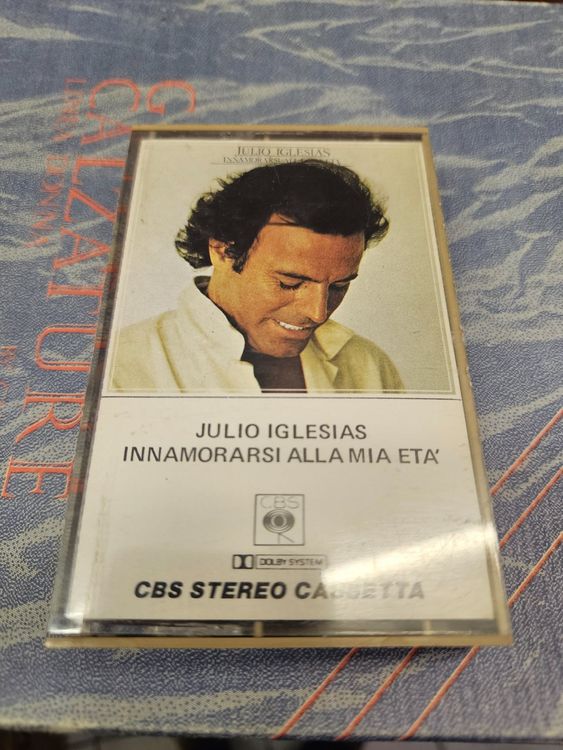 Musicassetta Julio Iglesias "Innamorarsi alla mia età" (Gebraucht) in Melano für CHF 3 – mit ...