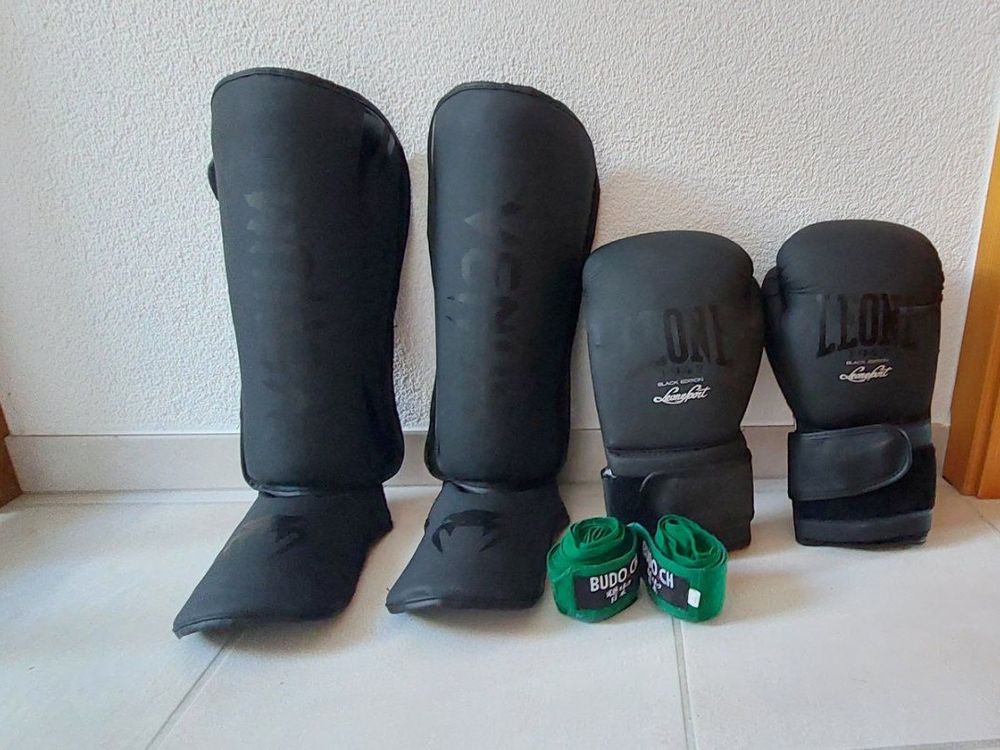 Kickbox-Ausrüstung, schwarz, matt (neu) (Gebraucht) in Oberkirch LU für ...