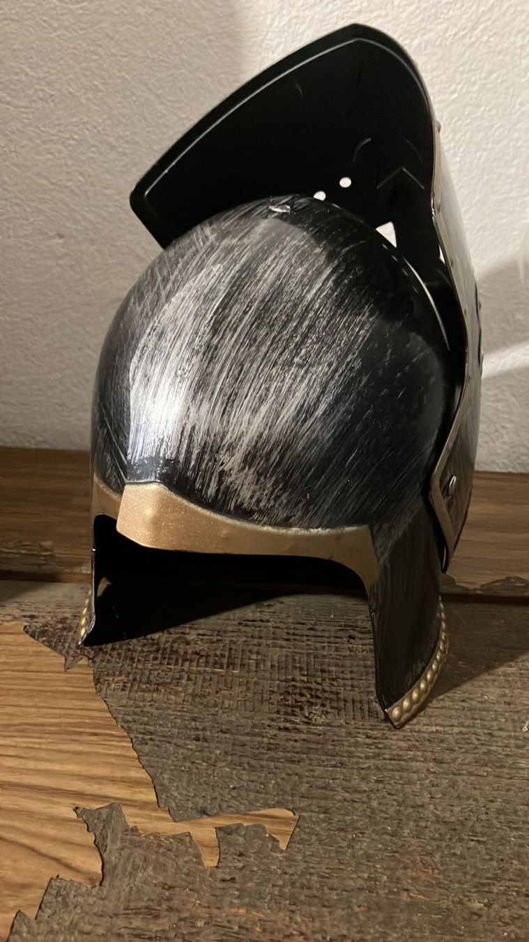 Elmo per costume da cavaliere (Usato) a Melano per CHF 6 – con consegna ...