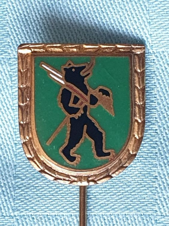 Bär Jäger Stock altes emailliertes Abzeichen (Gebraucht) in Mörschwil ...