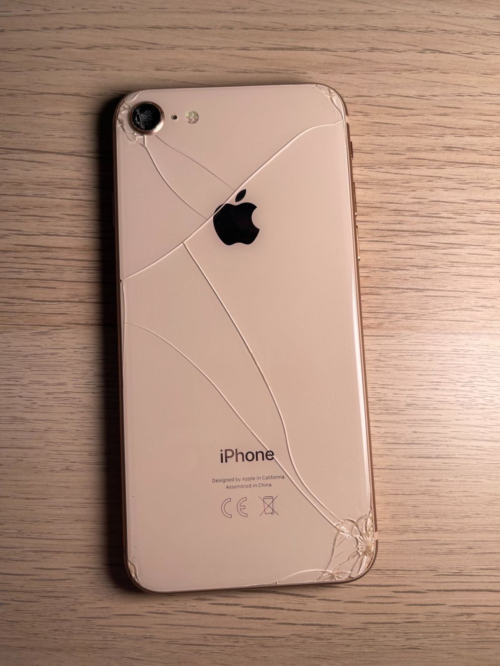 iPhone 8 - 64GB Gold (verre arrière fissuré) (D'occasion) à Cheseaux ...