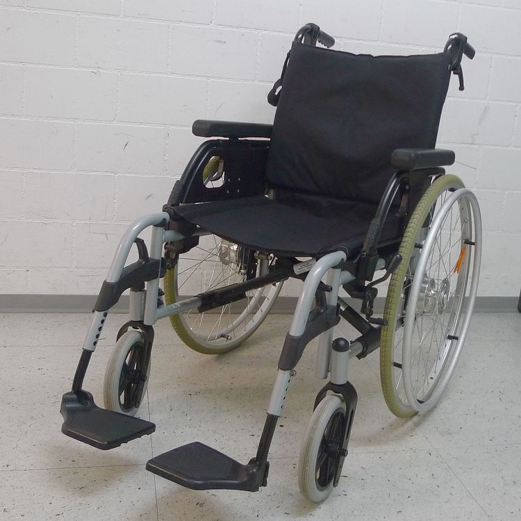 Rollstuhl Breezy, SB 43 cm, nur CHF 189 (Gebraucht) in Lengnau für CHF 189 – mit Lieferung auf ...