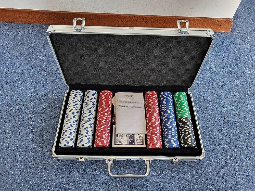 Mallette de poker (D'occasion) à Pully pour CHF 35 – retrait uniquement ...