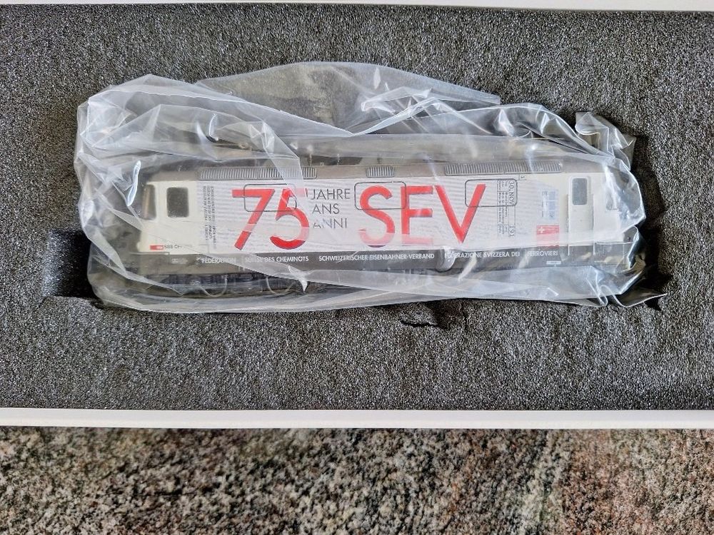 HAG 088 HO. locomotive CFF Re 4/4, 75 ans du SEV, avec boite (Neu und ...