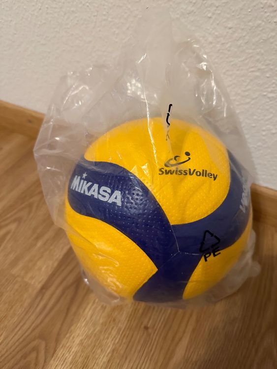 Mikasa V200W Volleyball NP ca. 100 CHF (Neu und originalverpackt) in St.Gallen für CHF 49 – mit ...
