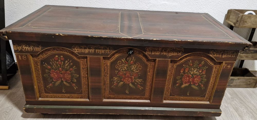 Antike Holztruhe mit Bemalung 1874 (Gebraucht) in Lommiswil für CHF 11 – nur Abholung auf ...