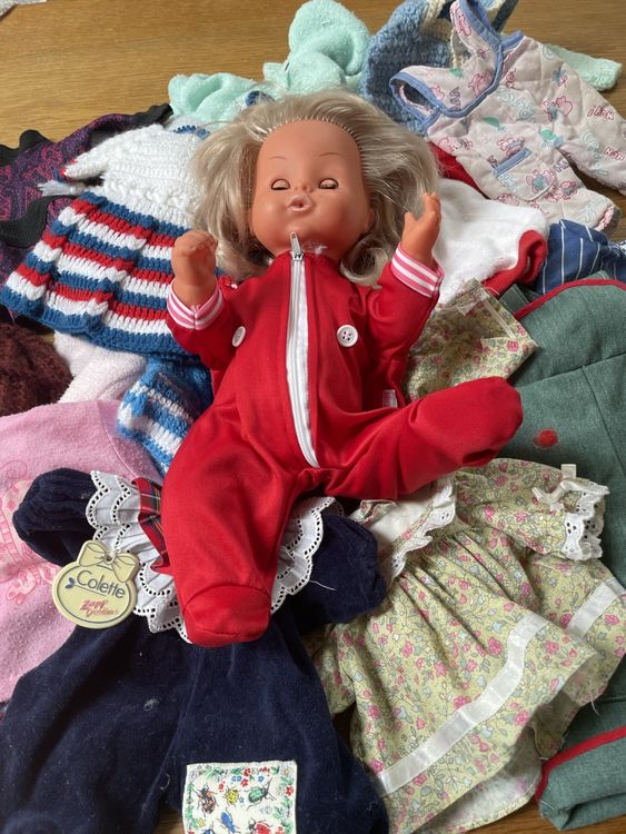 Colette Puppe mit viel Kleidung Puppe kann Pipi machen (Gebraucht) in ...