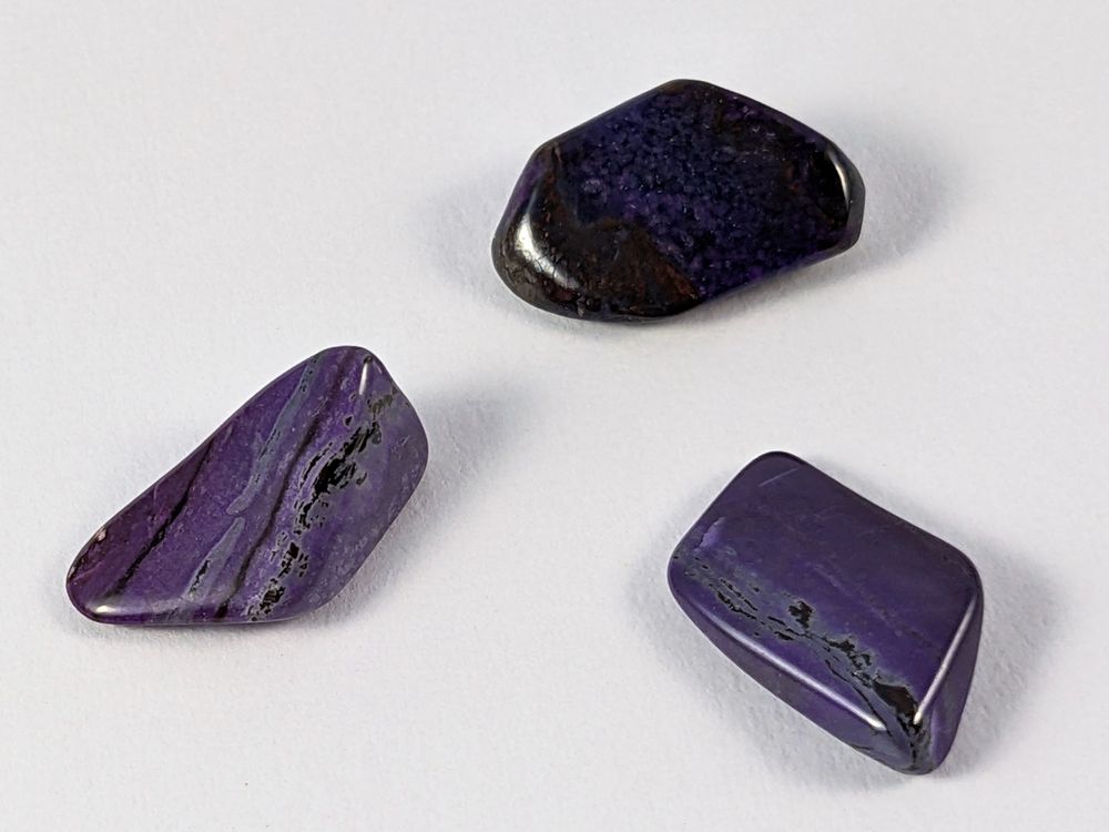 Sugilith/Sugilit 15mm 3Stk. 12.00ct | Kaufen auf Ricardo