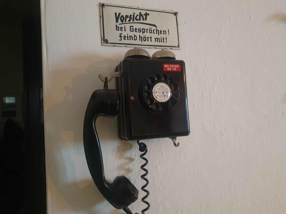 Wandtelefon mit Email Schild - Vorsicht - Feind hört mit (Defekt) in ...