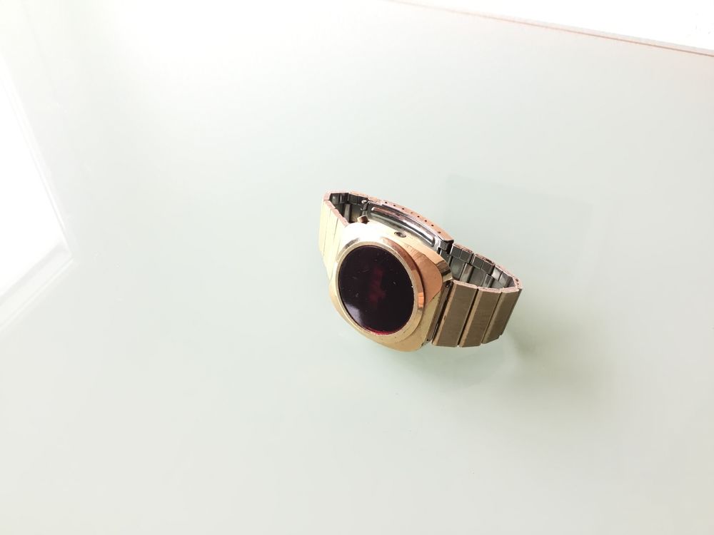 Montre bracelet LED rouge vintage (Gebraucht) in Malleray für CHF 4 ...